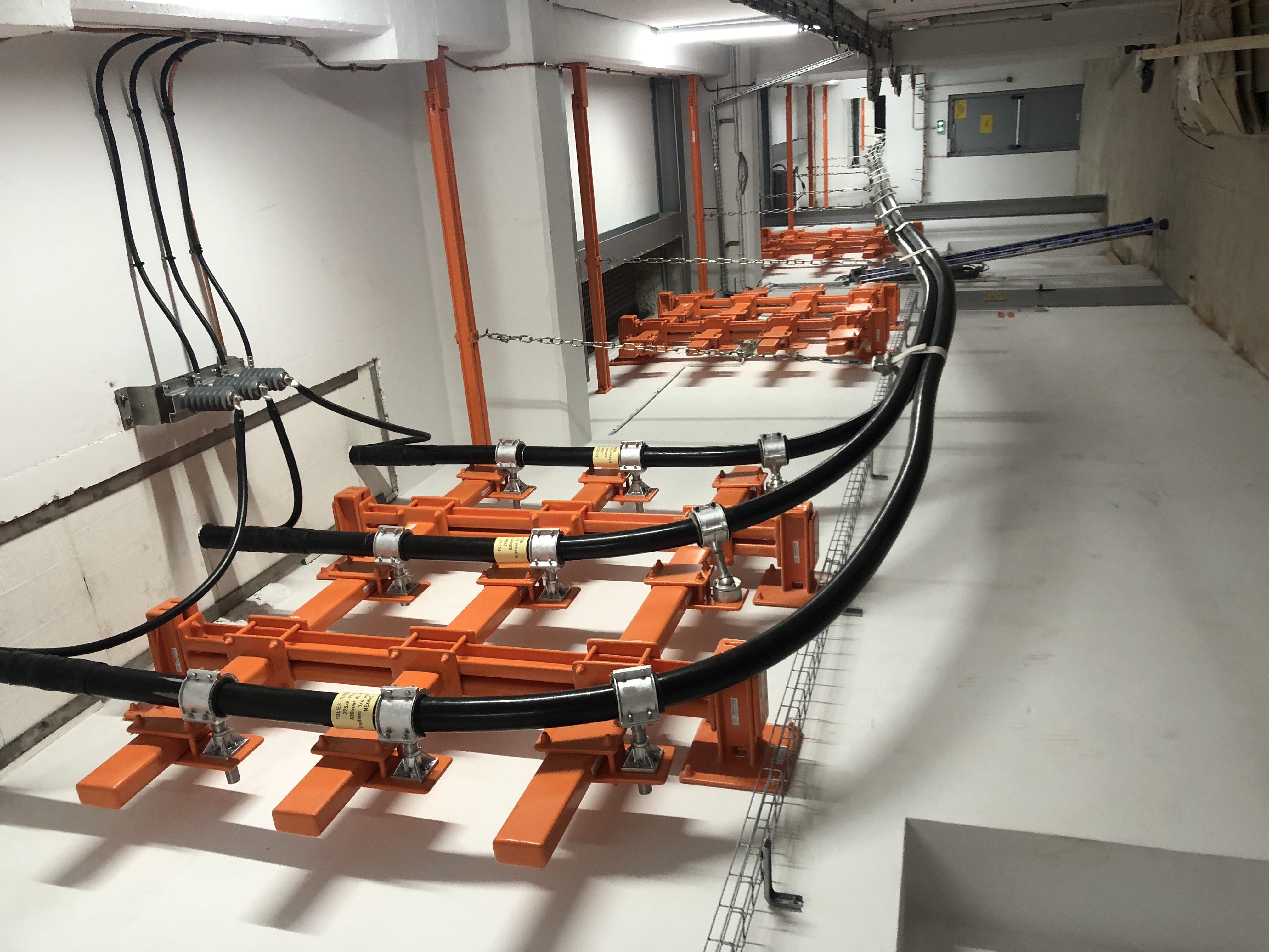 Insulated 10 kV poles and vertical structures